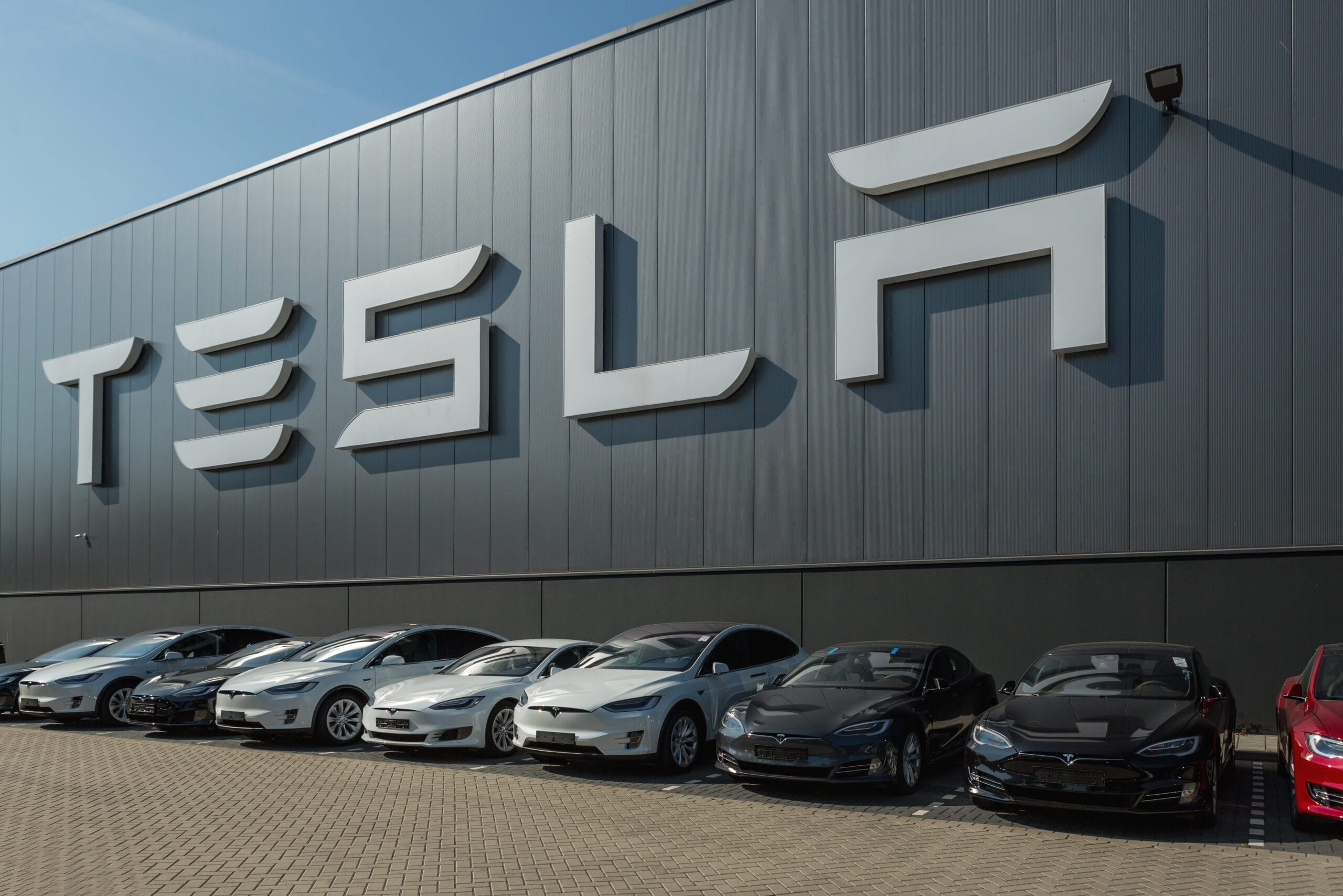 Tesla Stock Is Getting Hammered! Analysts Are Revising Their Targets